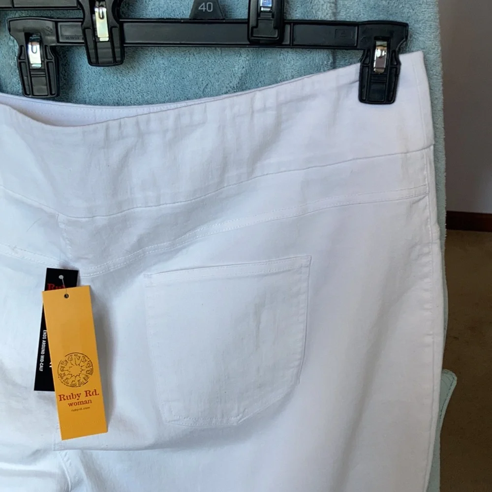 Ruby Rd. | Pants & Jumpsuits | Ruby Rd Scalloped Hemline White Capri ...